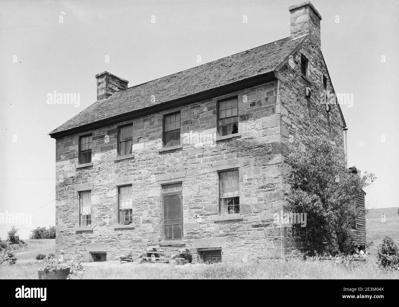 Stone house tree Black and White Stock Photos & Images - Alamy