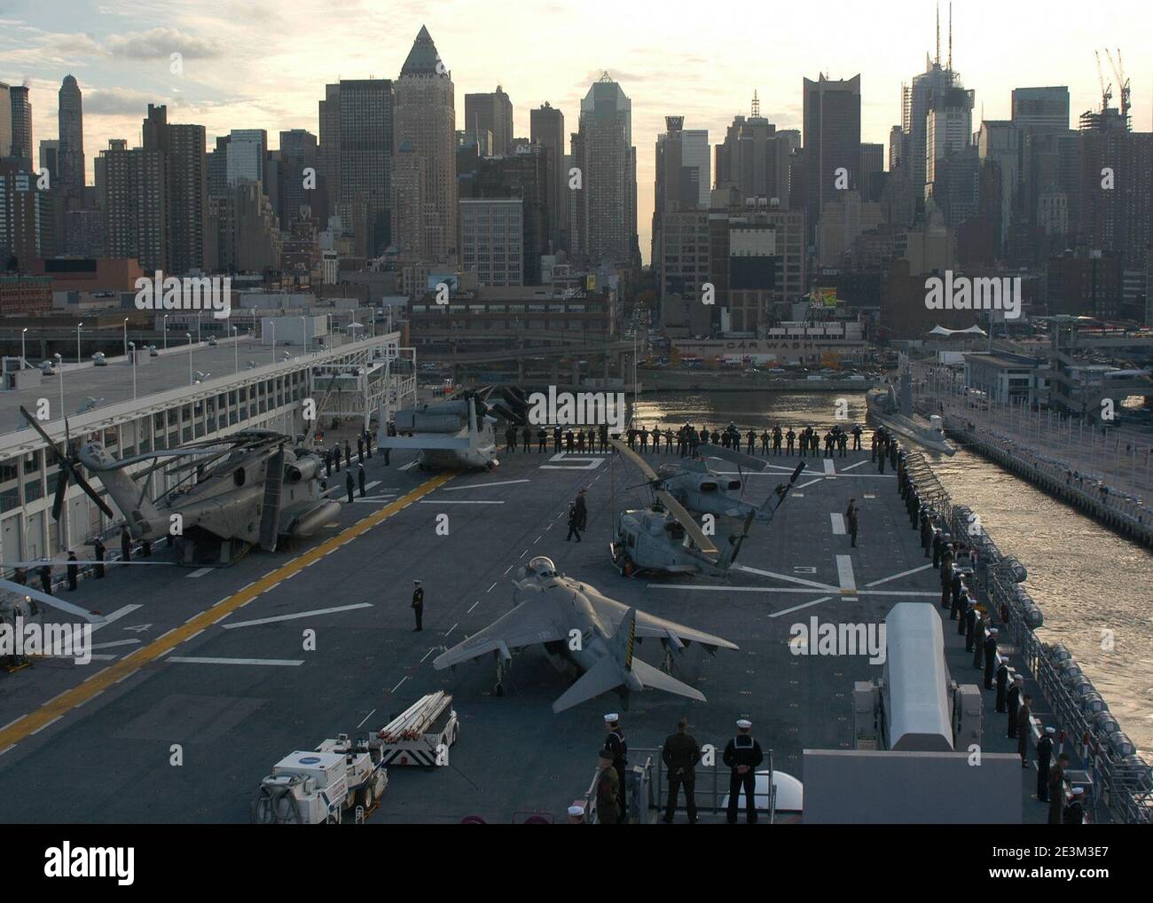 Manning the rails hi-res stock photography and images - Alamy