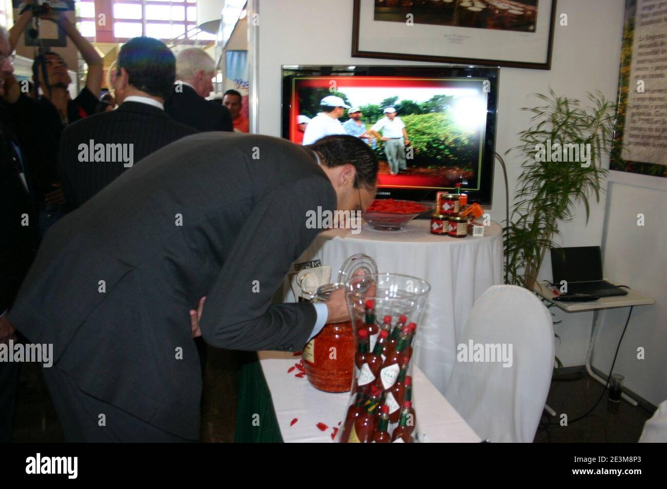 Mark Lopes Huele el Chile de Chiles S.A. (5595896399 Stock Photo - Alamy