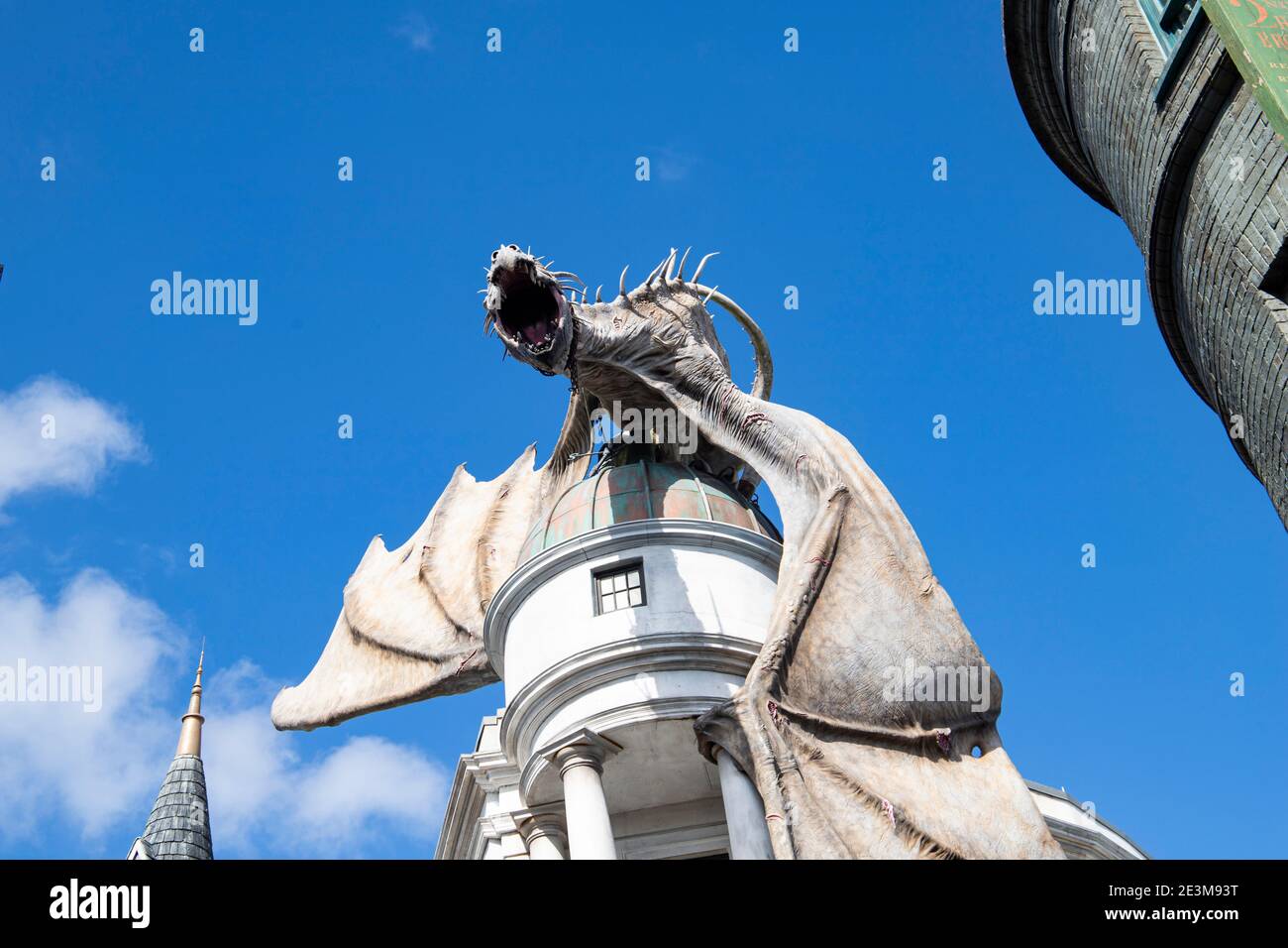 Harry potter escape from gringotts ride hi-res stock photography and ...