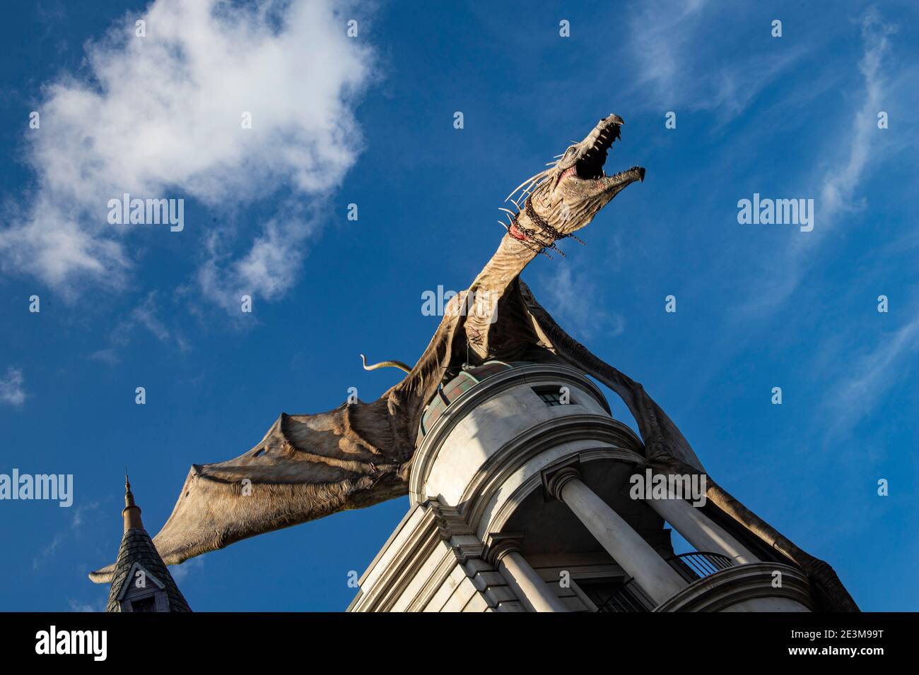 Harry potter escape from gringotts ride hi-res stock photography and ...