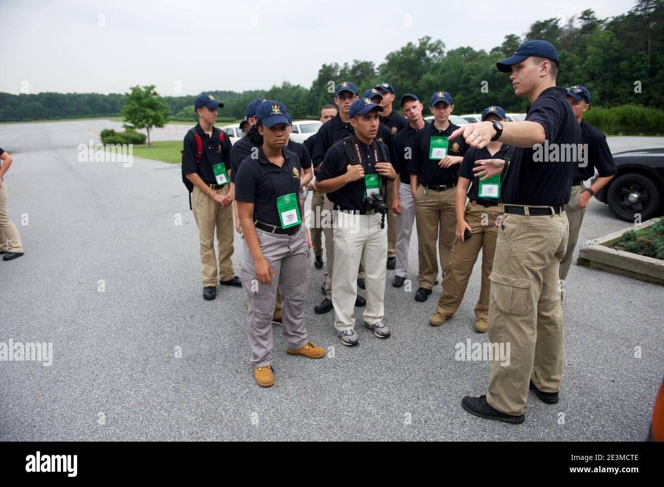 Man points something out to law enforcement explorers Stock Photo - Alamy