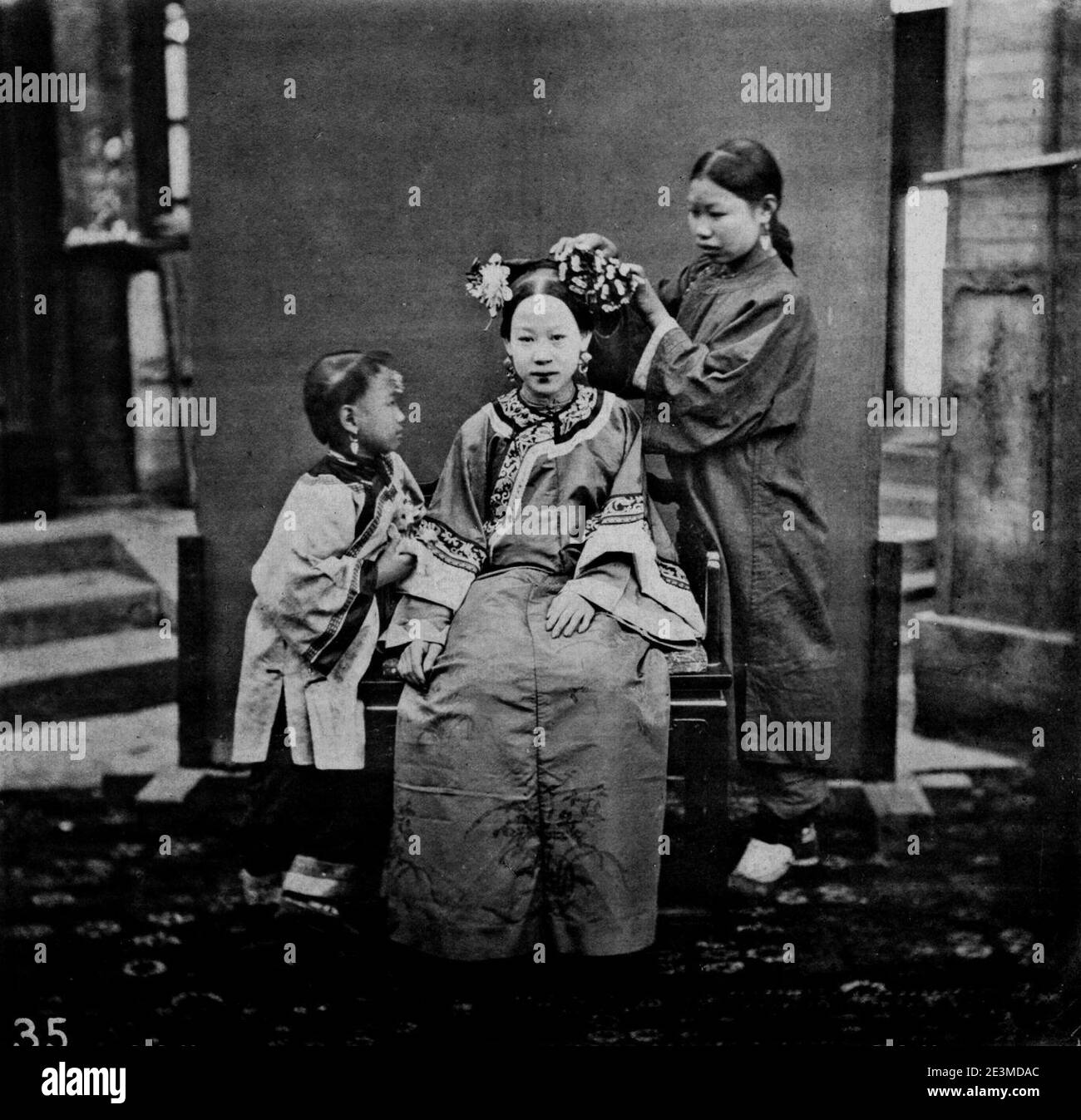 Manchu ladies hi-res stock photography and images - Alamy