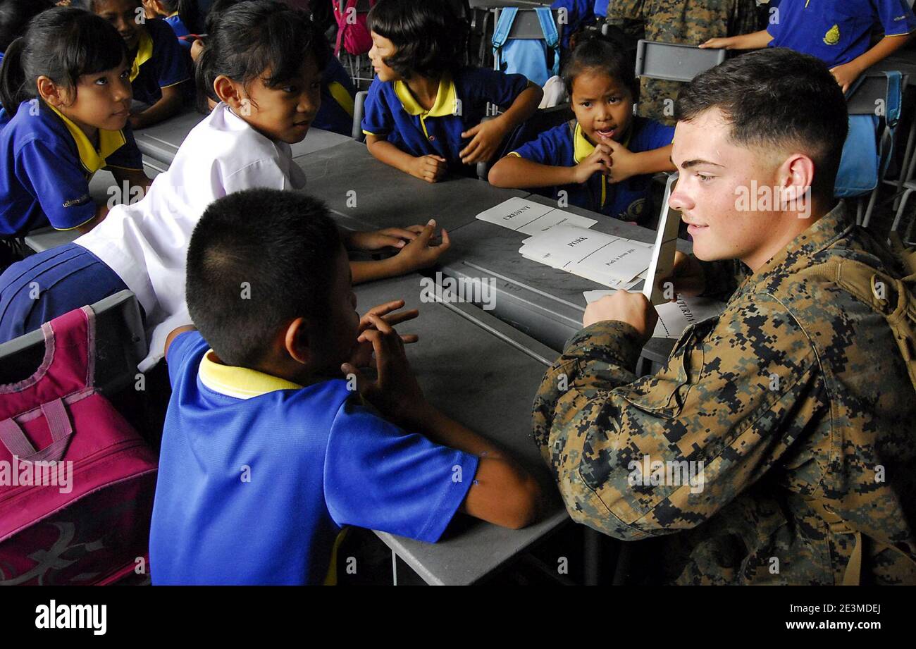 Marines volunteering hi-res stock photography and images - Alamy