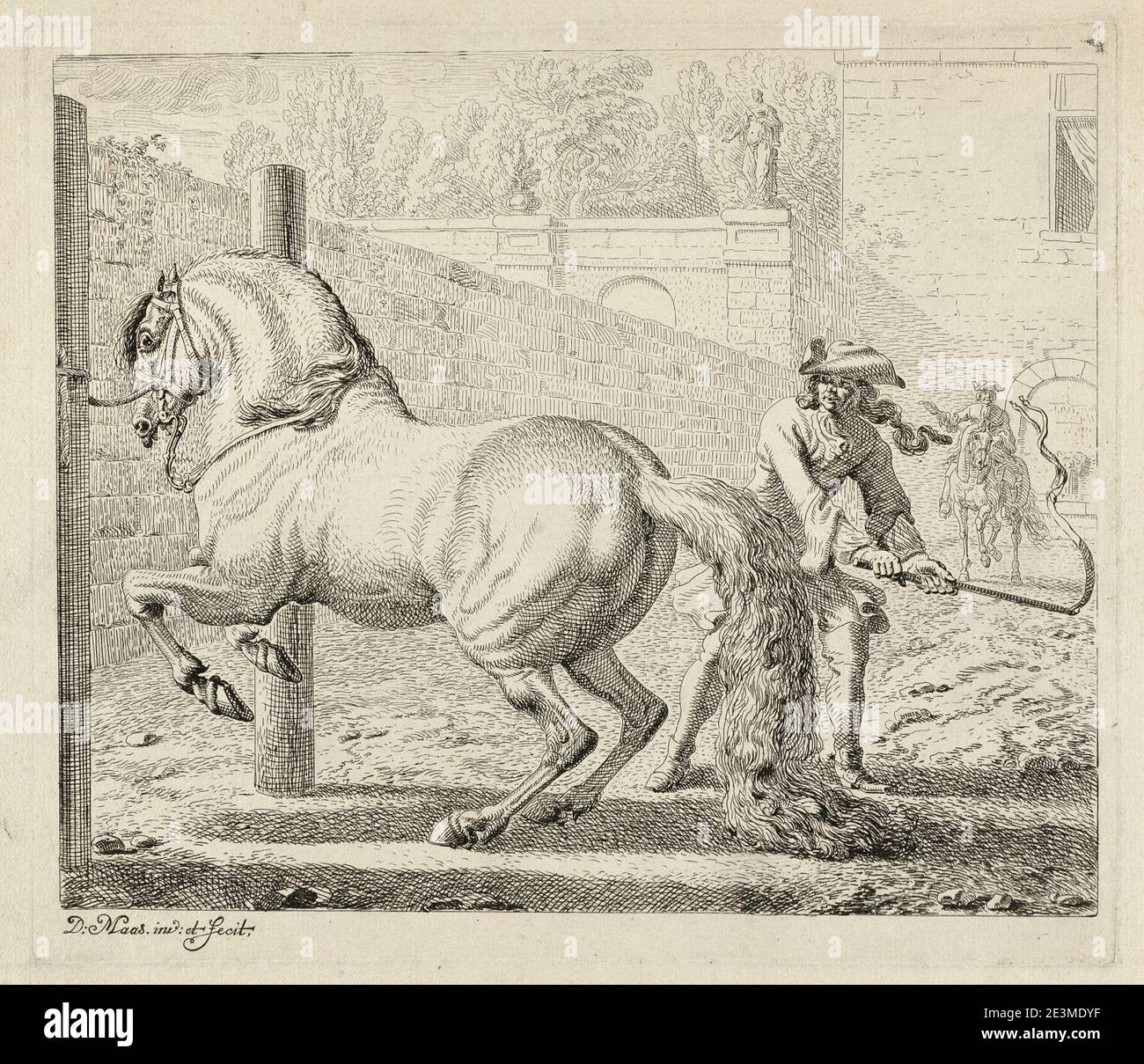 Man met een zweep bij een paard dat is vastgebonden aan een paal Stock ...