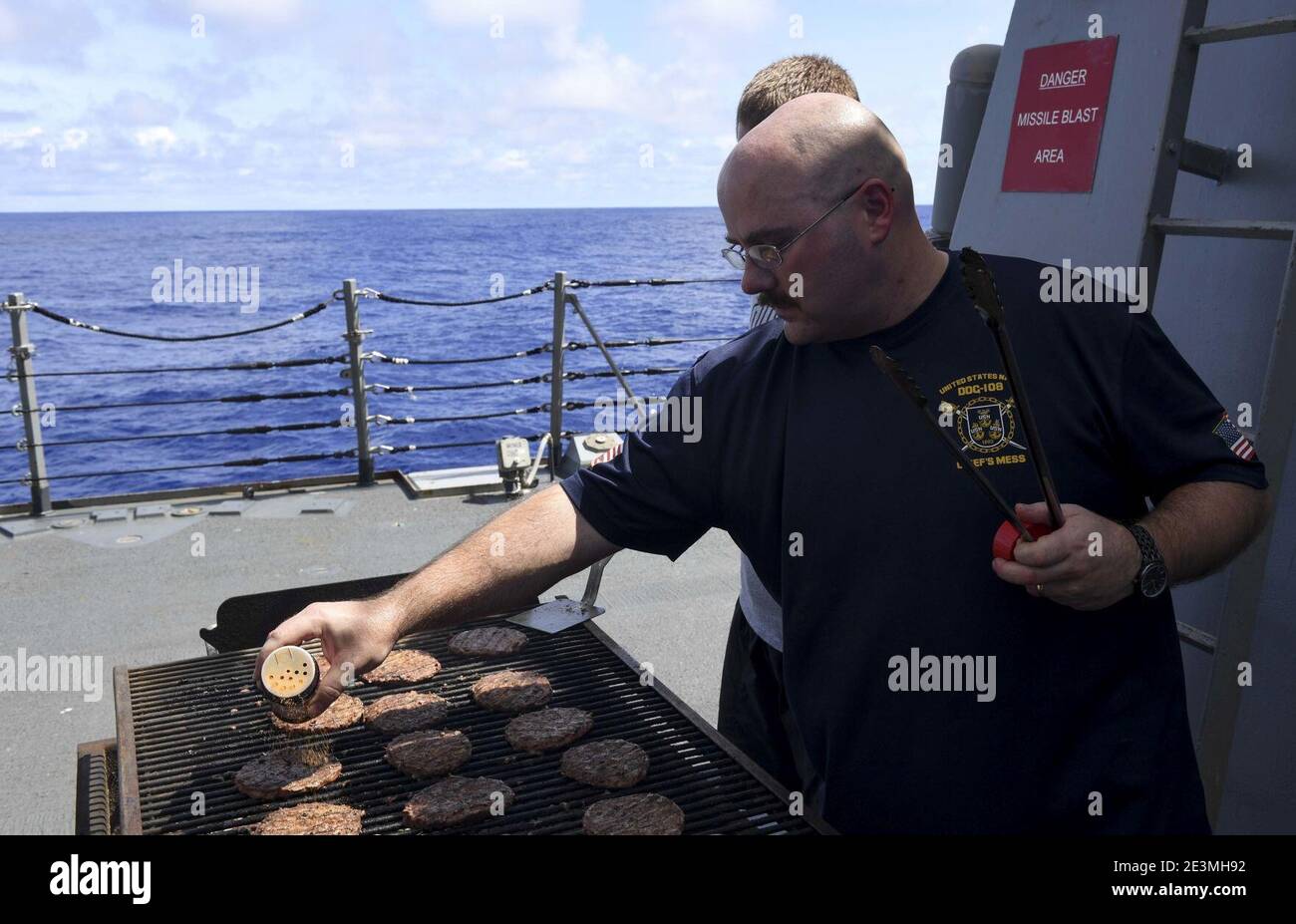 Uss wayne e meyer ddg hi-res stock photography and images - Alamy