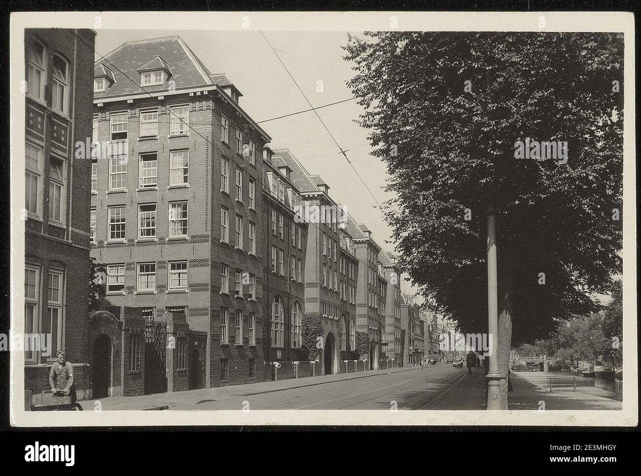 Marnixstraat 290, het gebouw van A.T.V.A. met rechts de Lijnbaansgracht ...