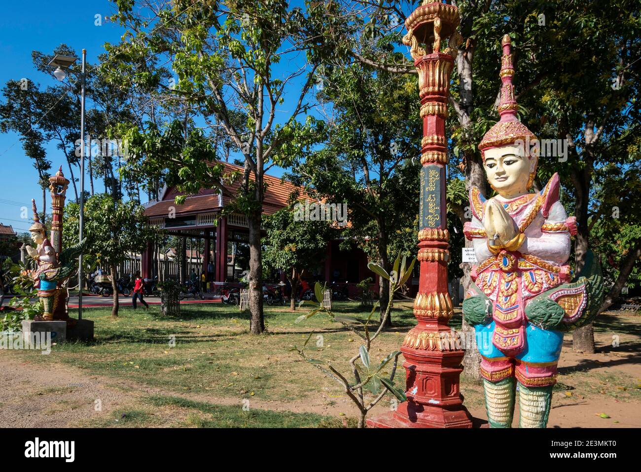 Khmer statue hi-res stock photography and images - Alamy