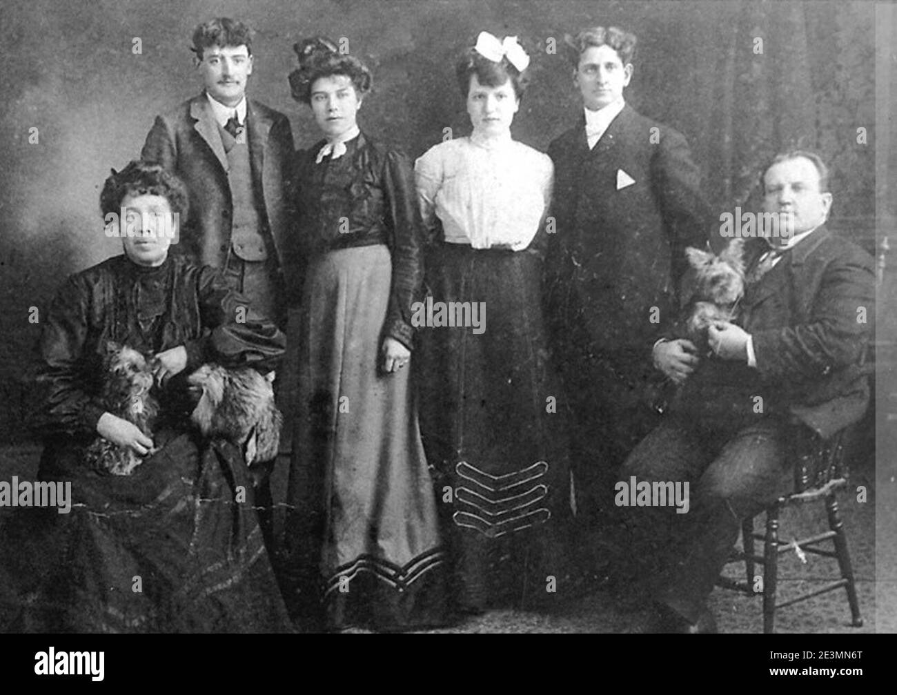 Marie-Louise Cloutier, ses deux filles Dora et Doria, leurs conjoints ...