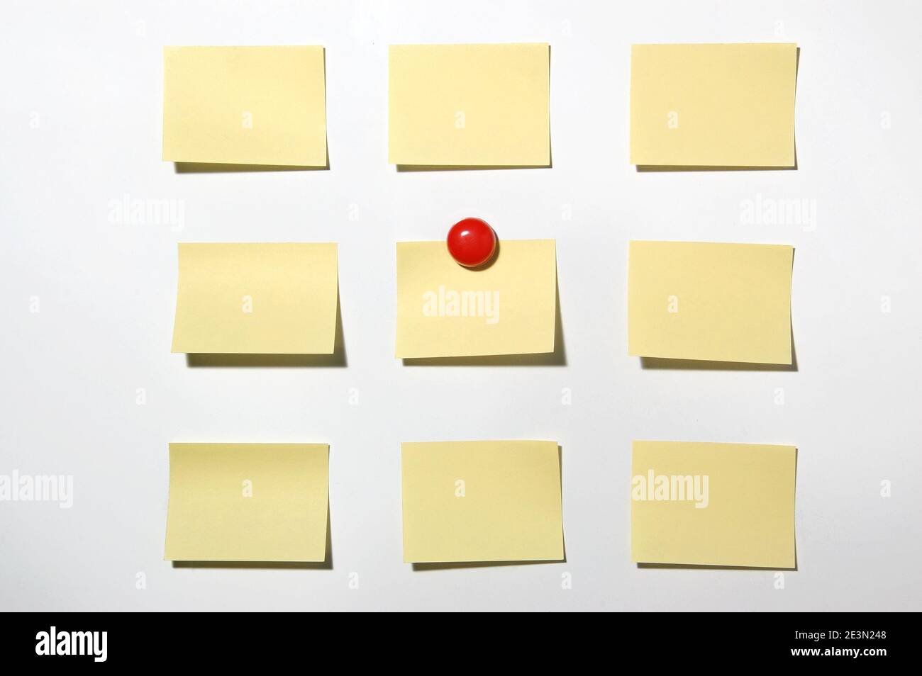 Note white notepad magnet hi-res stock photography and images - Alamy