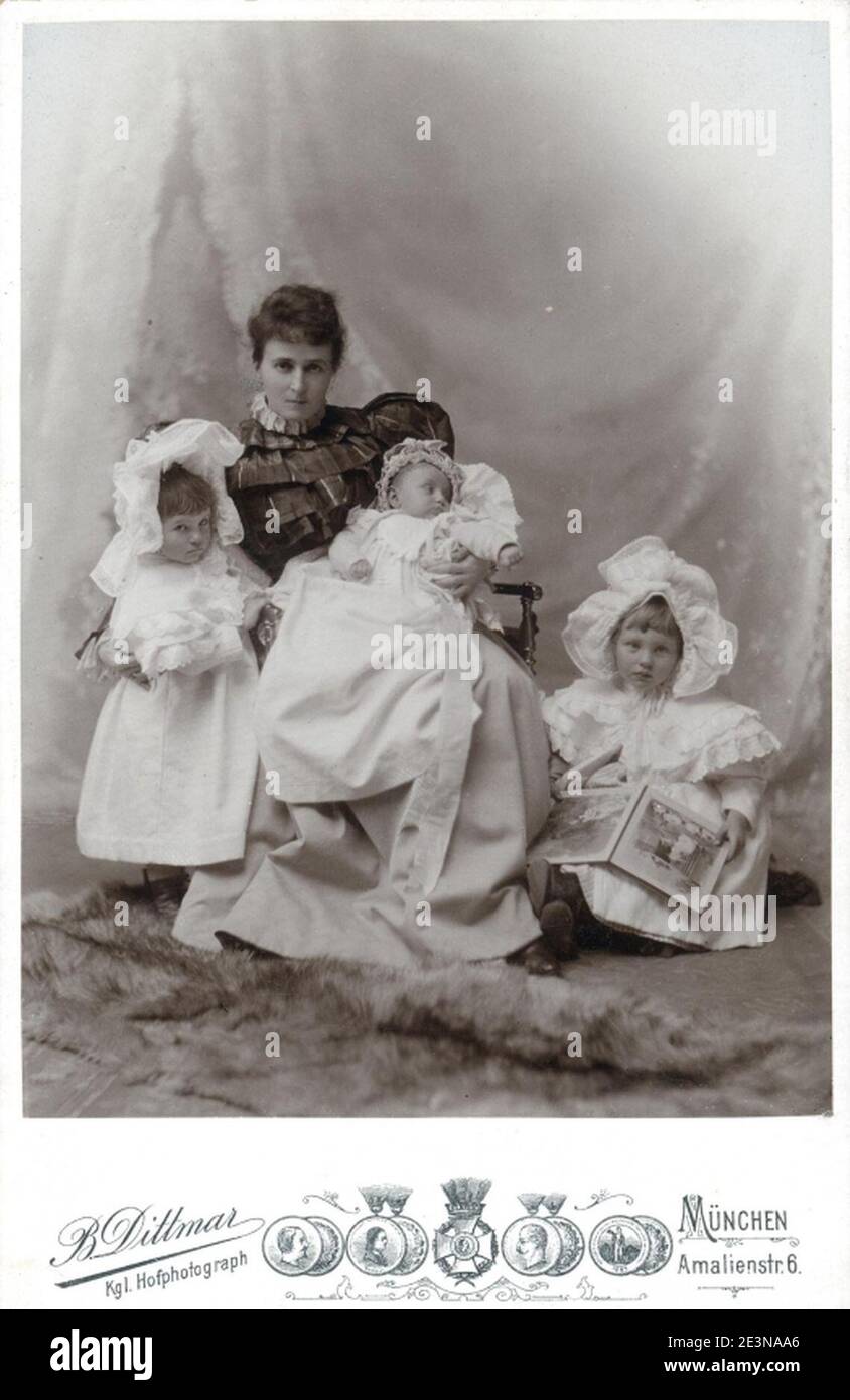 Marie José, Duchess in Bavaria with her daughters Stock Photo - Alamy