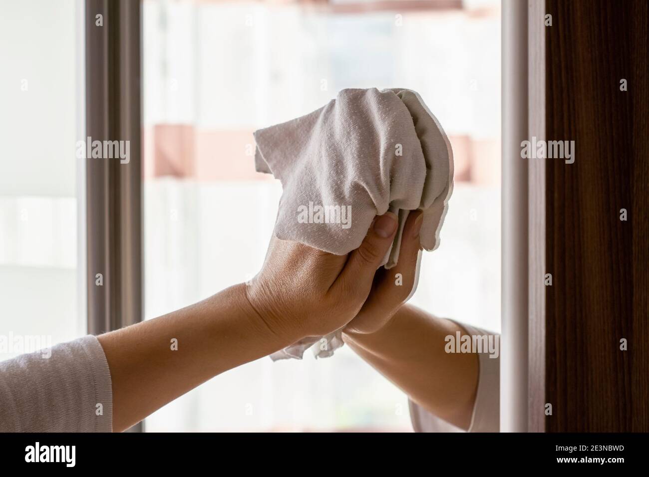 Hand of girl wipes a mirror with a rag at home Stock Photo - Alamy