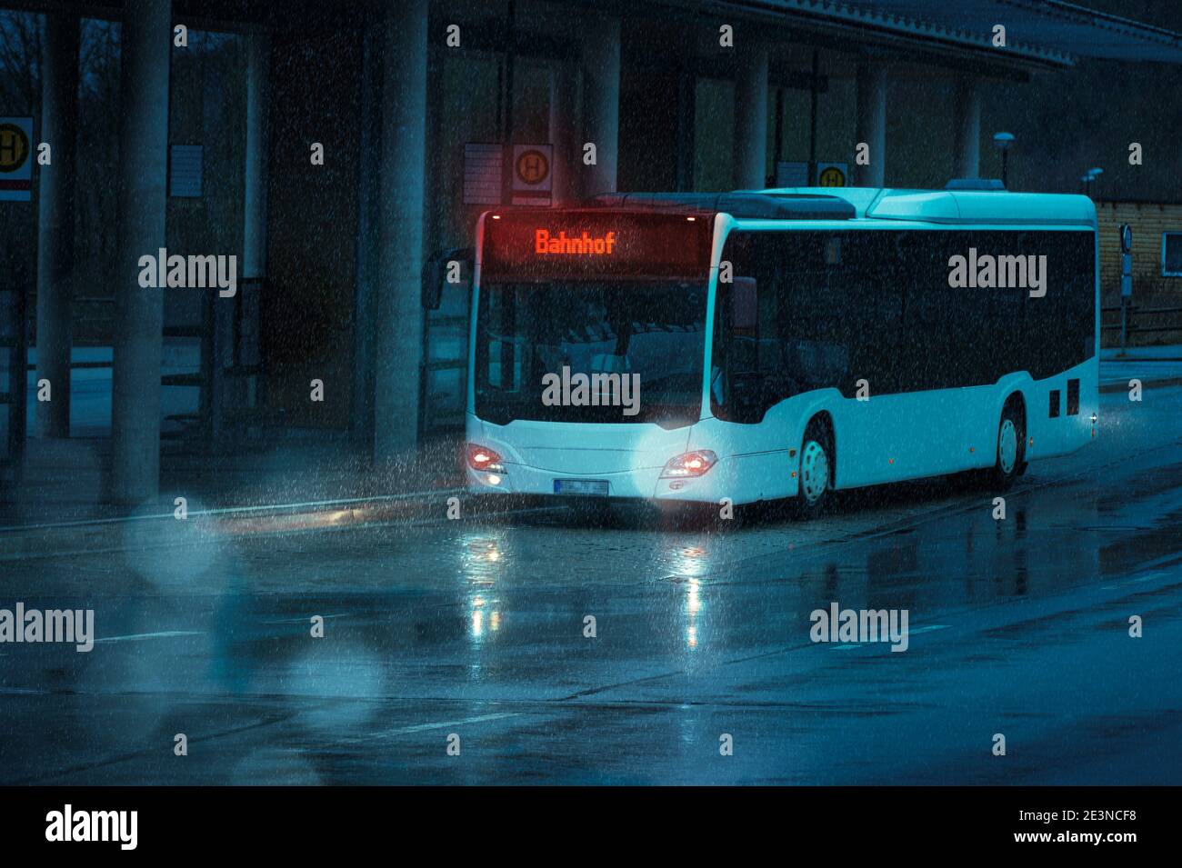 Bus stop rain hi-res stock photography and images - Alamy