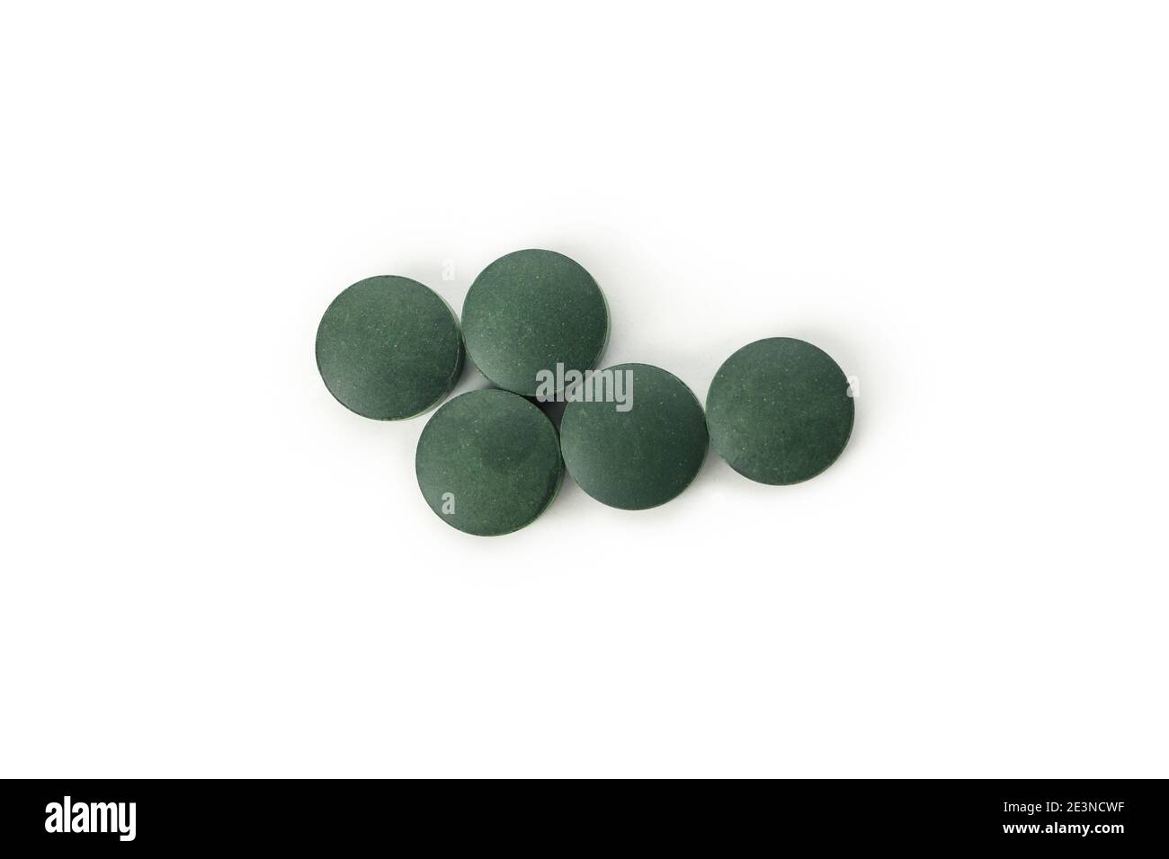 Spirulina in pills isolated on white background Stock Photo - Alamy