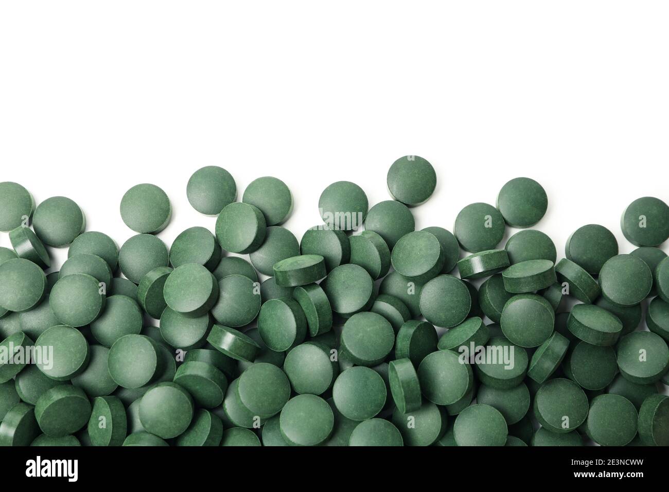 Spirulina in pills isolated on white background Stock Photo - Alamy