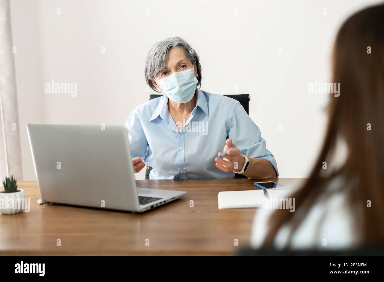 Student interviewing elderly hi-res stock photography and images - Alamy