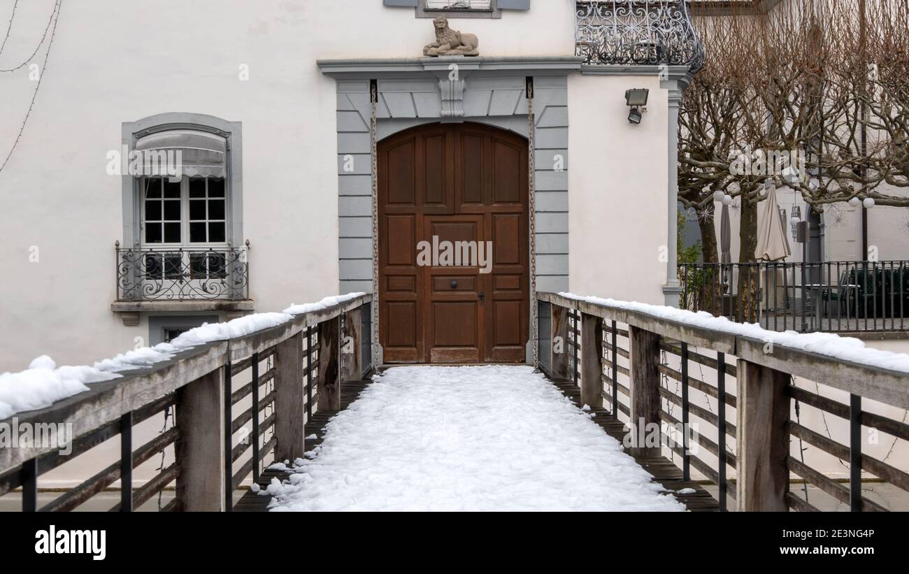 Front door bridge hi-res stock photography and images - Alamy