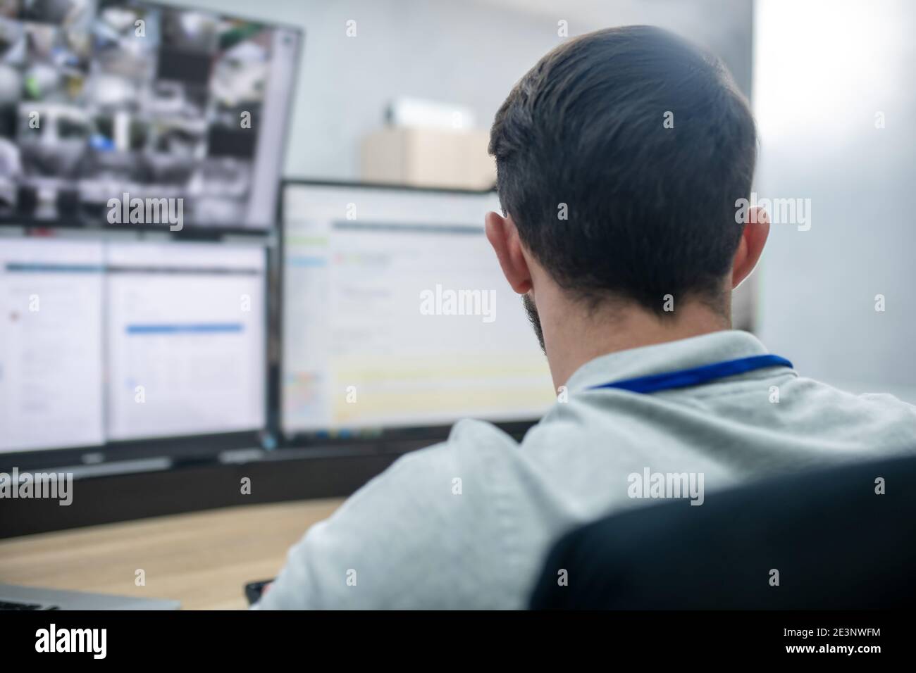 Back of head and computer hi-res stock photography and images - Alamy