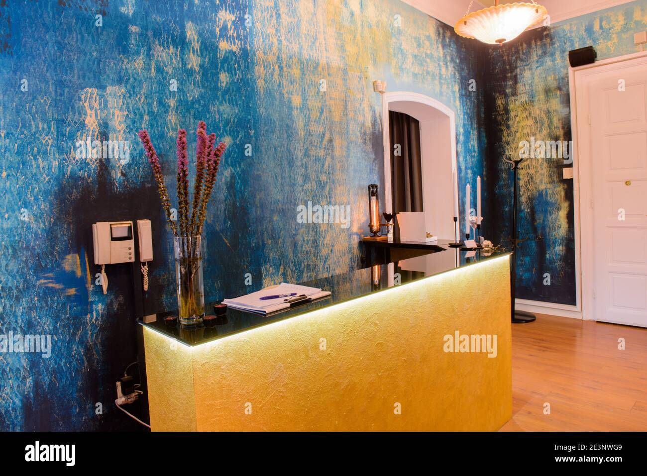 Luxury hotel reception counter hi-res stock photography and images - Alamy