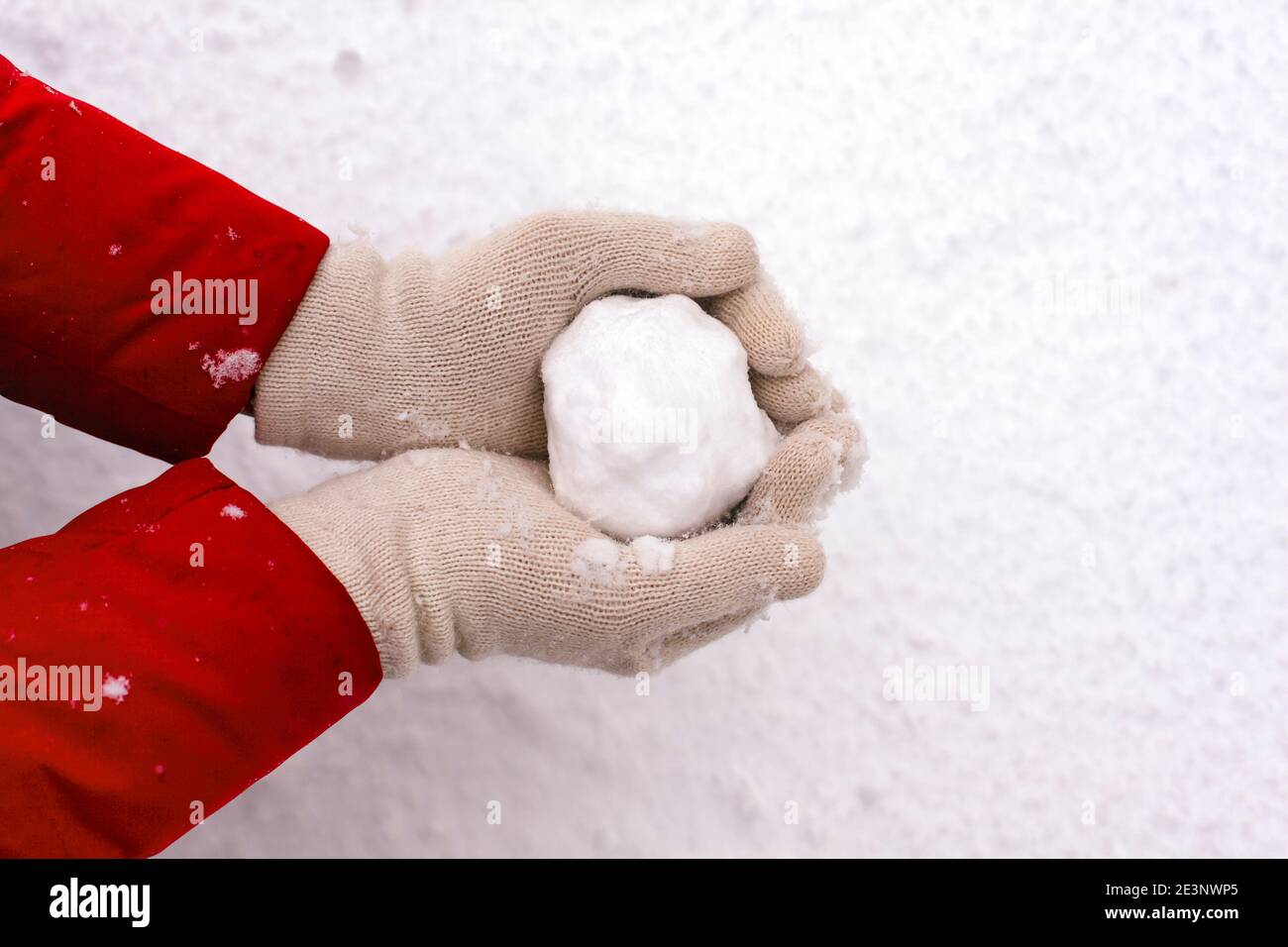 Hand holding a snowball hi-res stock photography and images - Alamy
