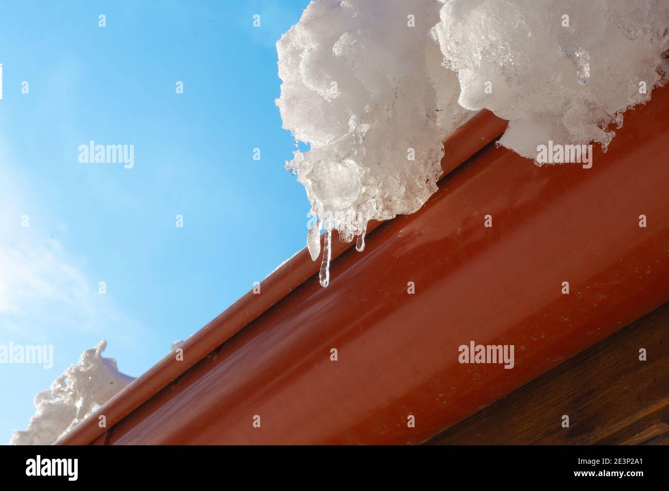 Snow falling from roof hi-res stock photography and images - Alamy