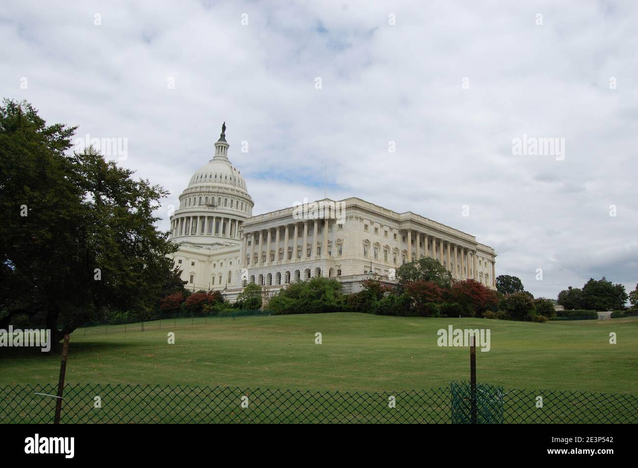 The Capital Building US United States statue chamber congress lawn ...