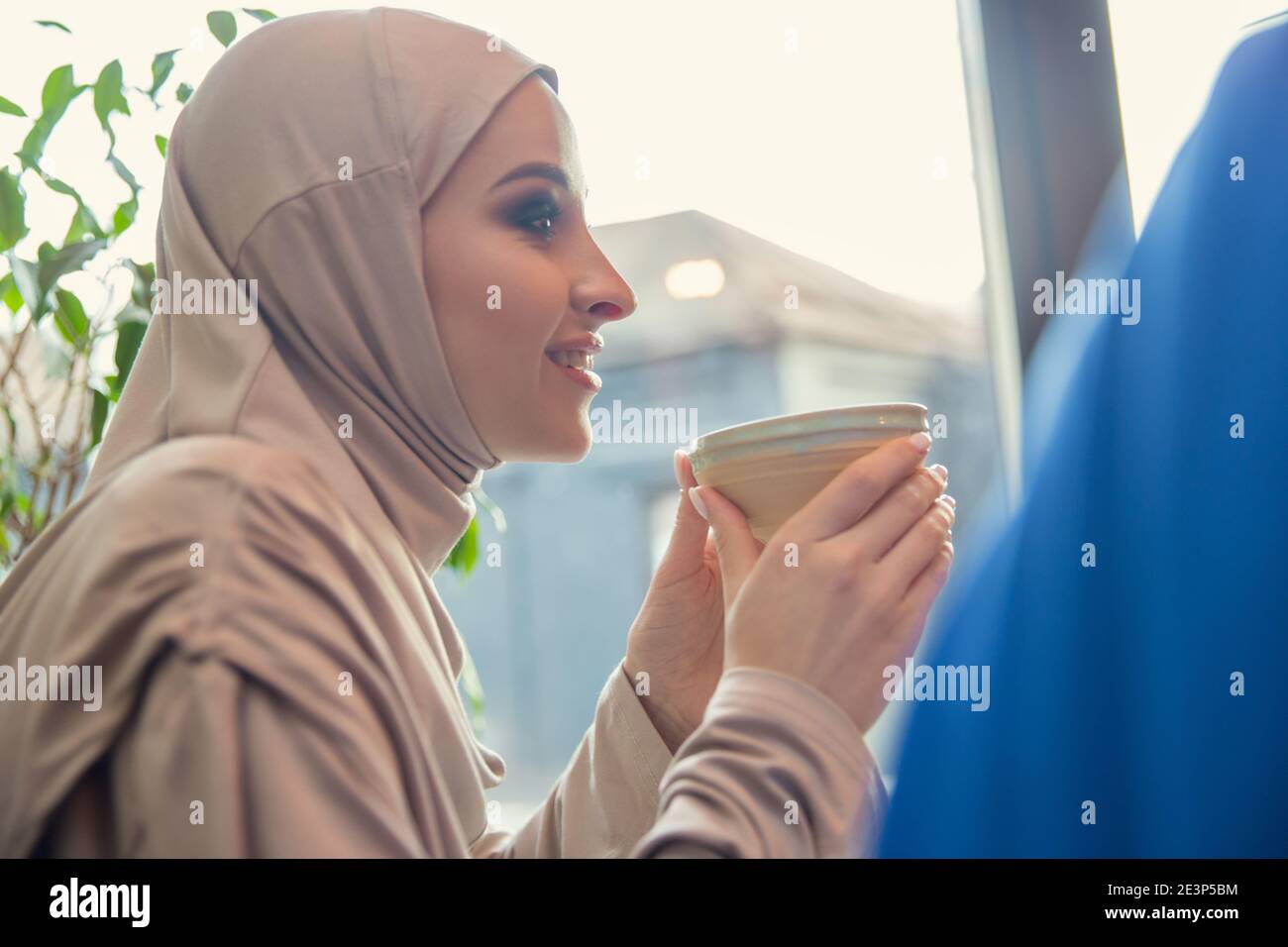Arabic women drinking tea hi-res stock photography and images - Alamy