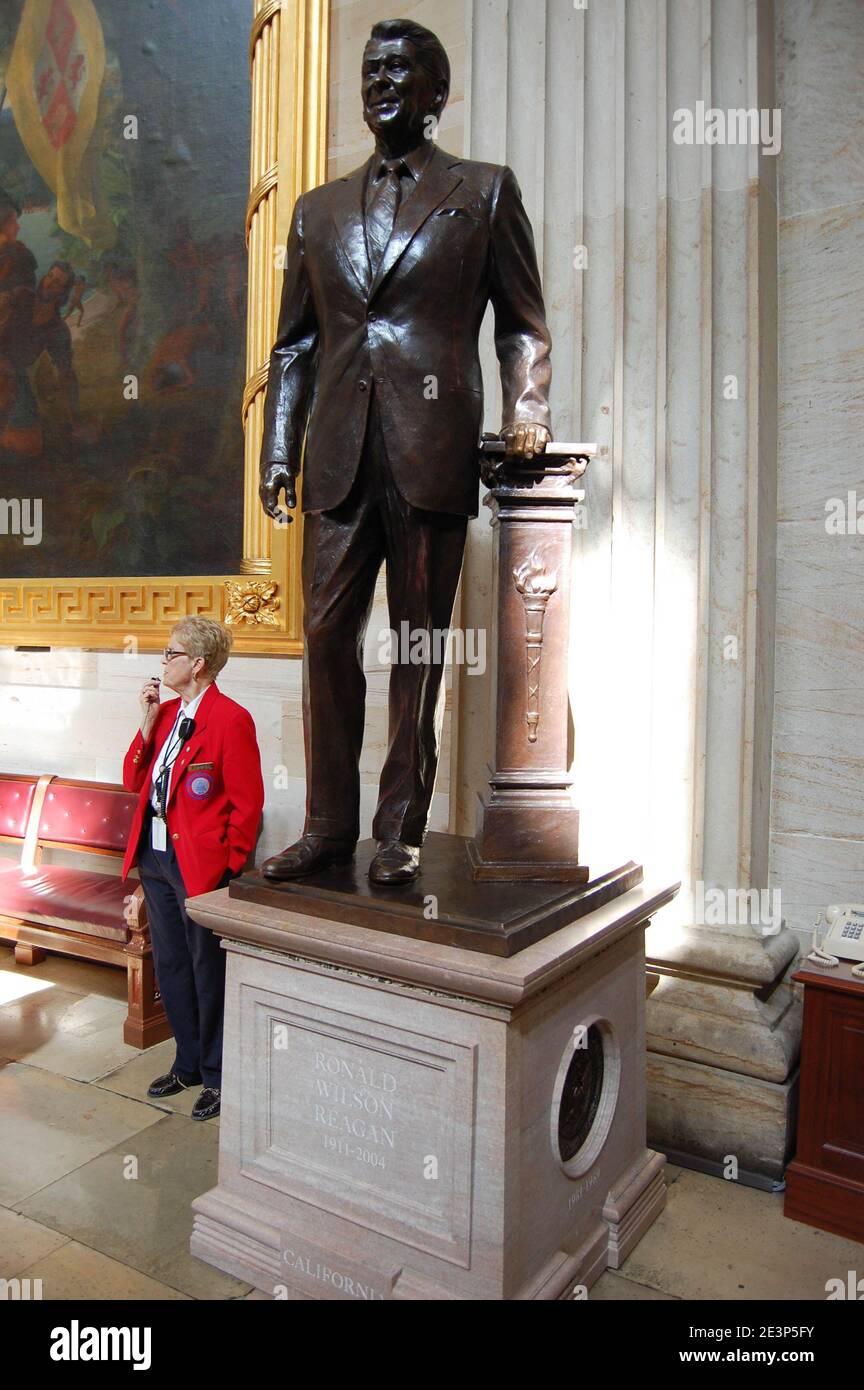 George washington statue congress hi-res stock photography and images ...