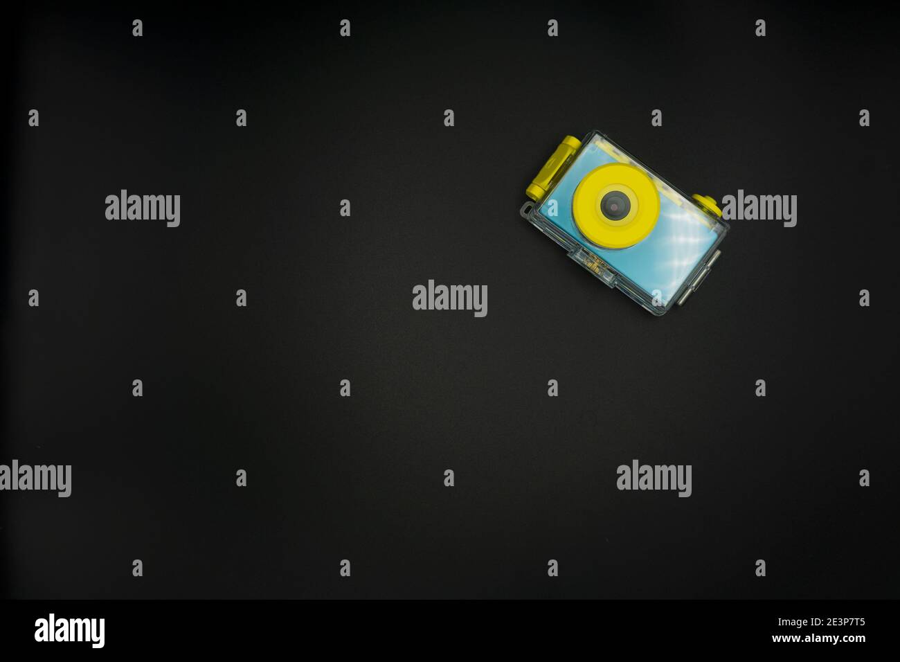 action camera top view on black background. minimalist technology ...