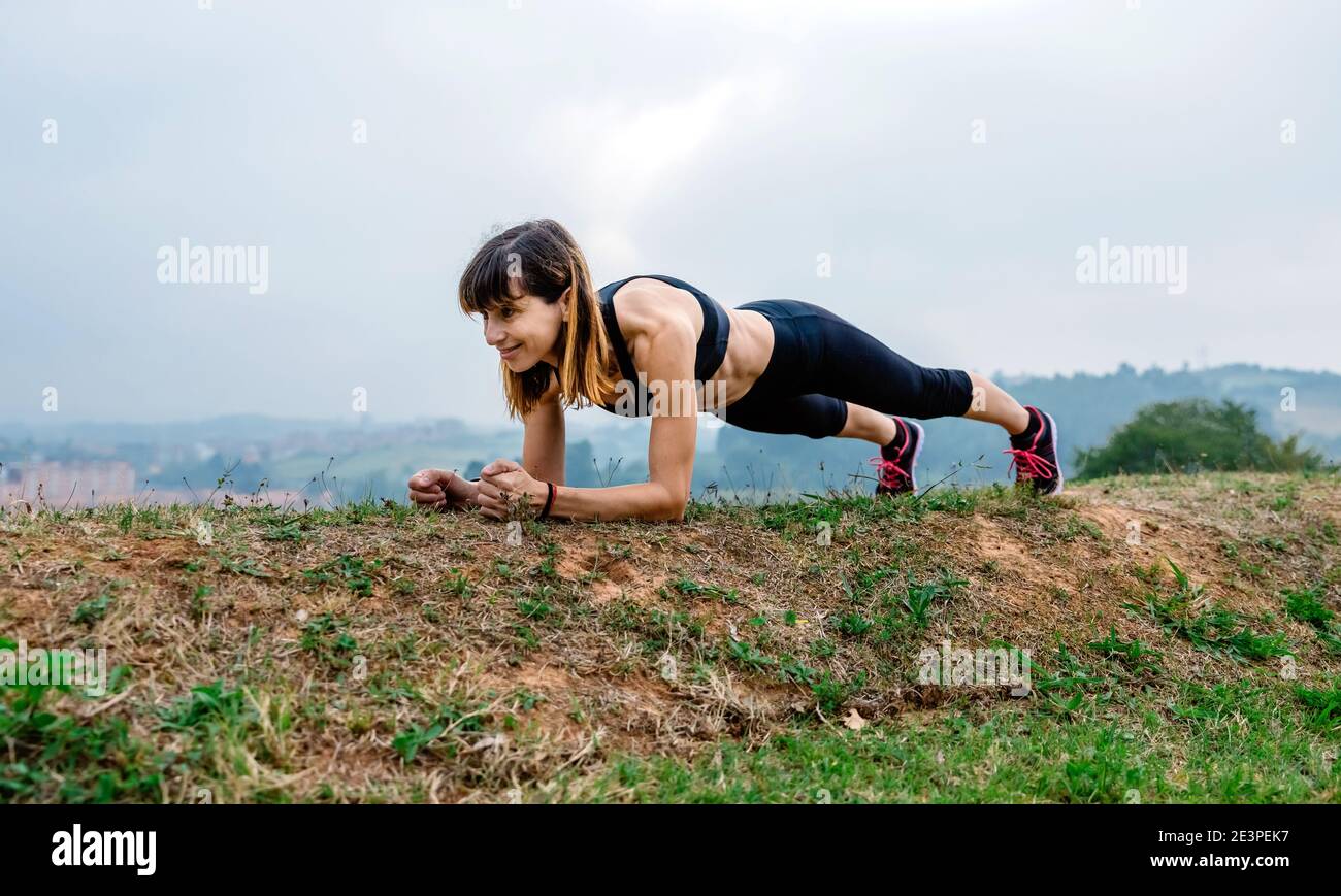 Female athlete training doing plank Stock Photo - Alamy
