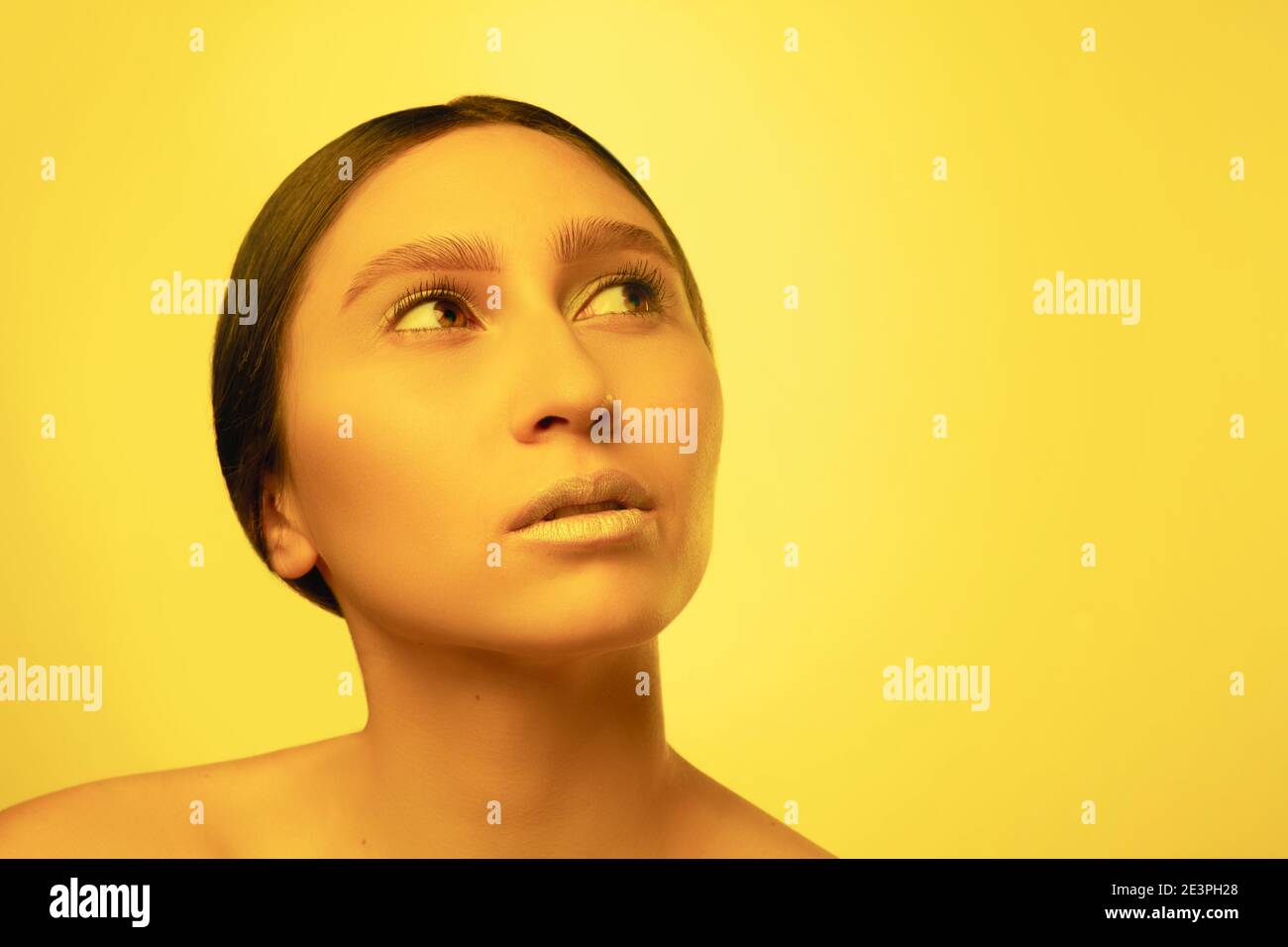 Female singer yellow light hi-res stock photography and images - Alamy
