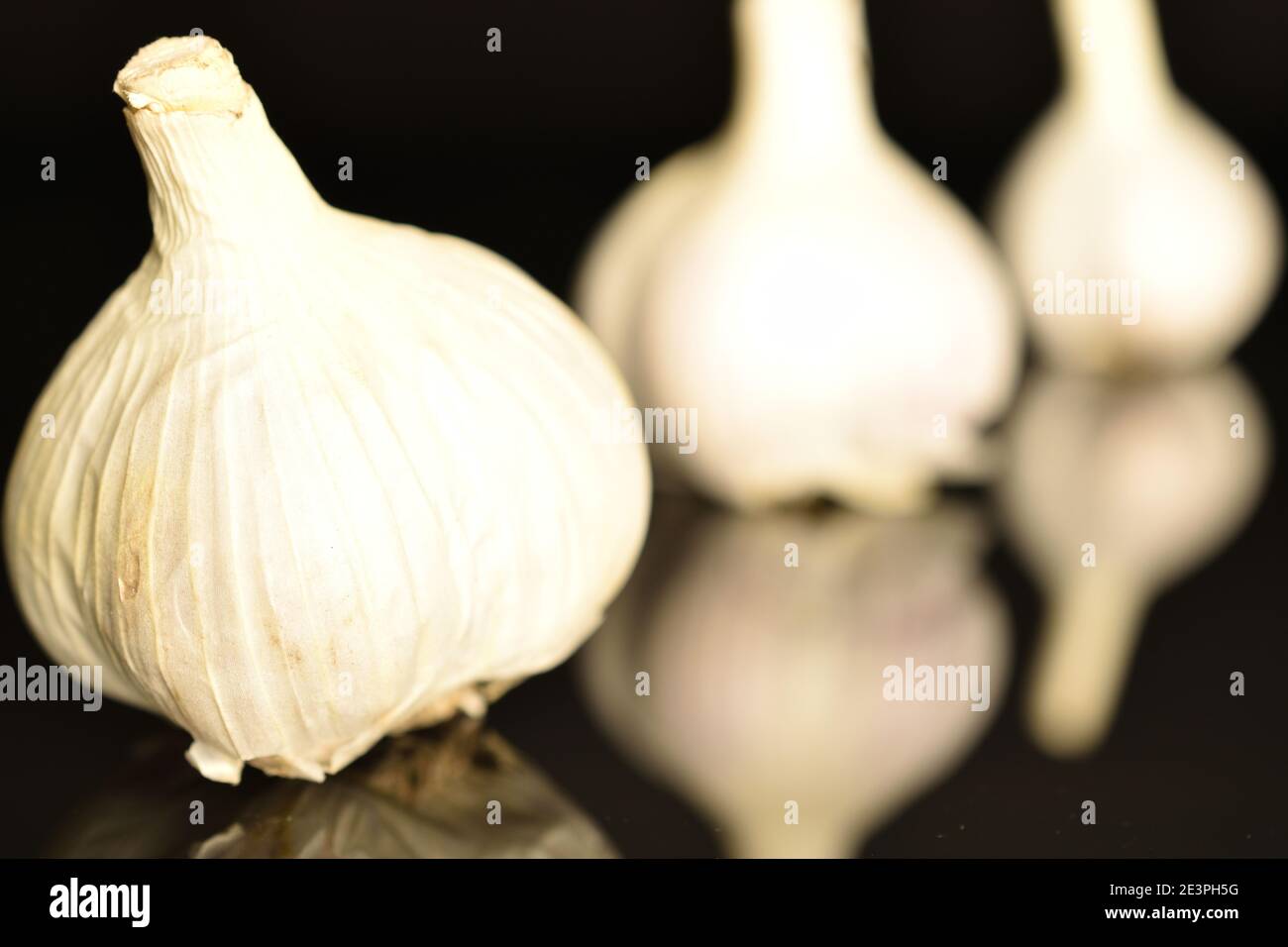 A few heads, organic spicy ripe garlic, on a black background Stock ...