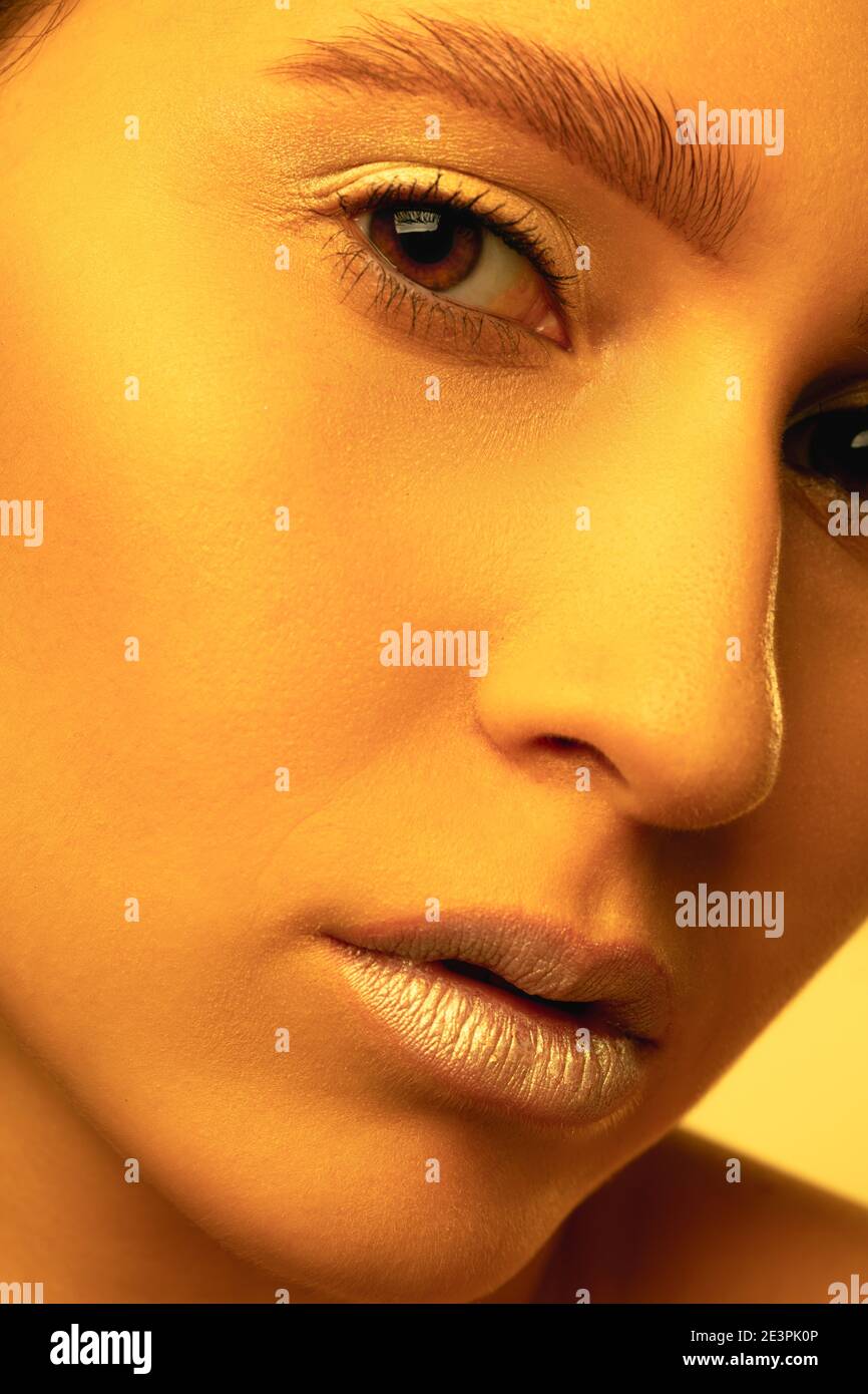 Female singer yellow light hi-res stock photography and images - Alamy