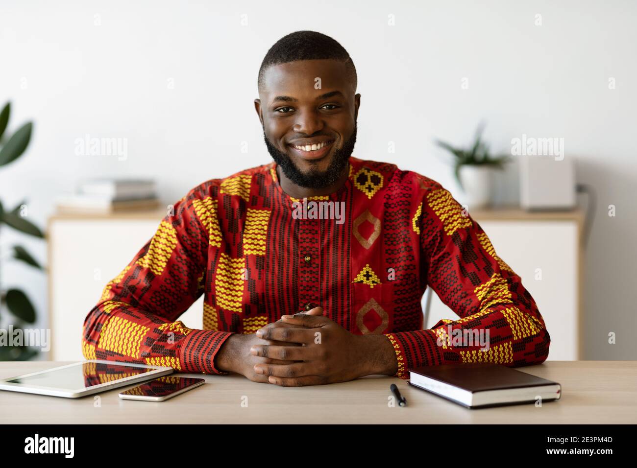 Nigerian man in traditional costume hi-res stock photography and images ...