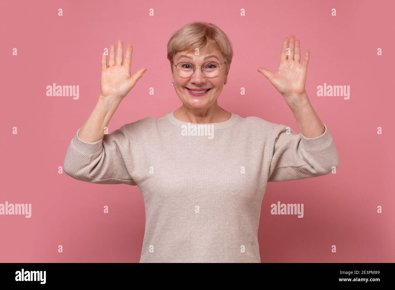 Hi, Hello concept. Mature woman waving hand, welcome her friends ...