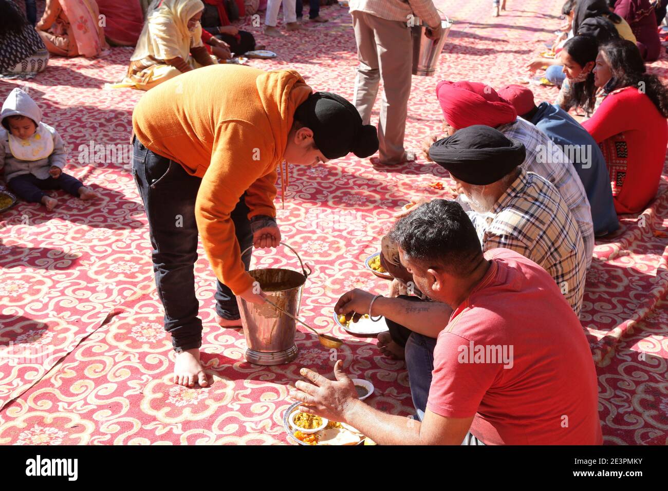 Sikh gurudwara community kitchen hi-res stock photography and images ...