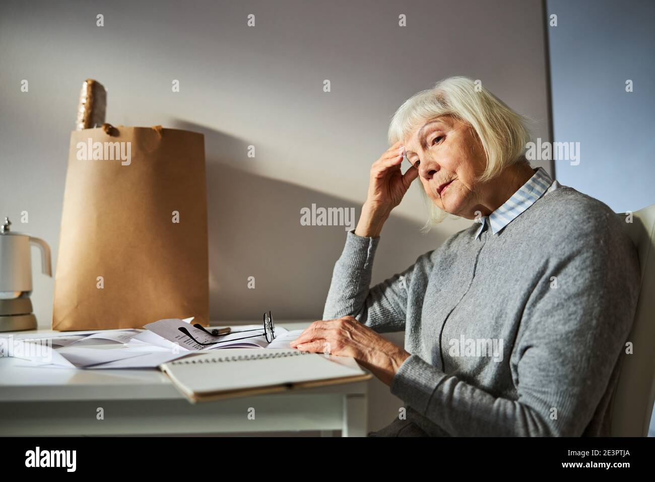 Lady seated hi-res stock photography and images - Alamy