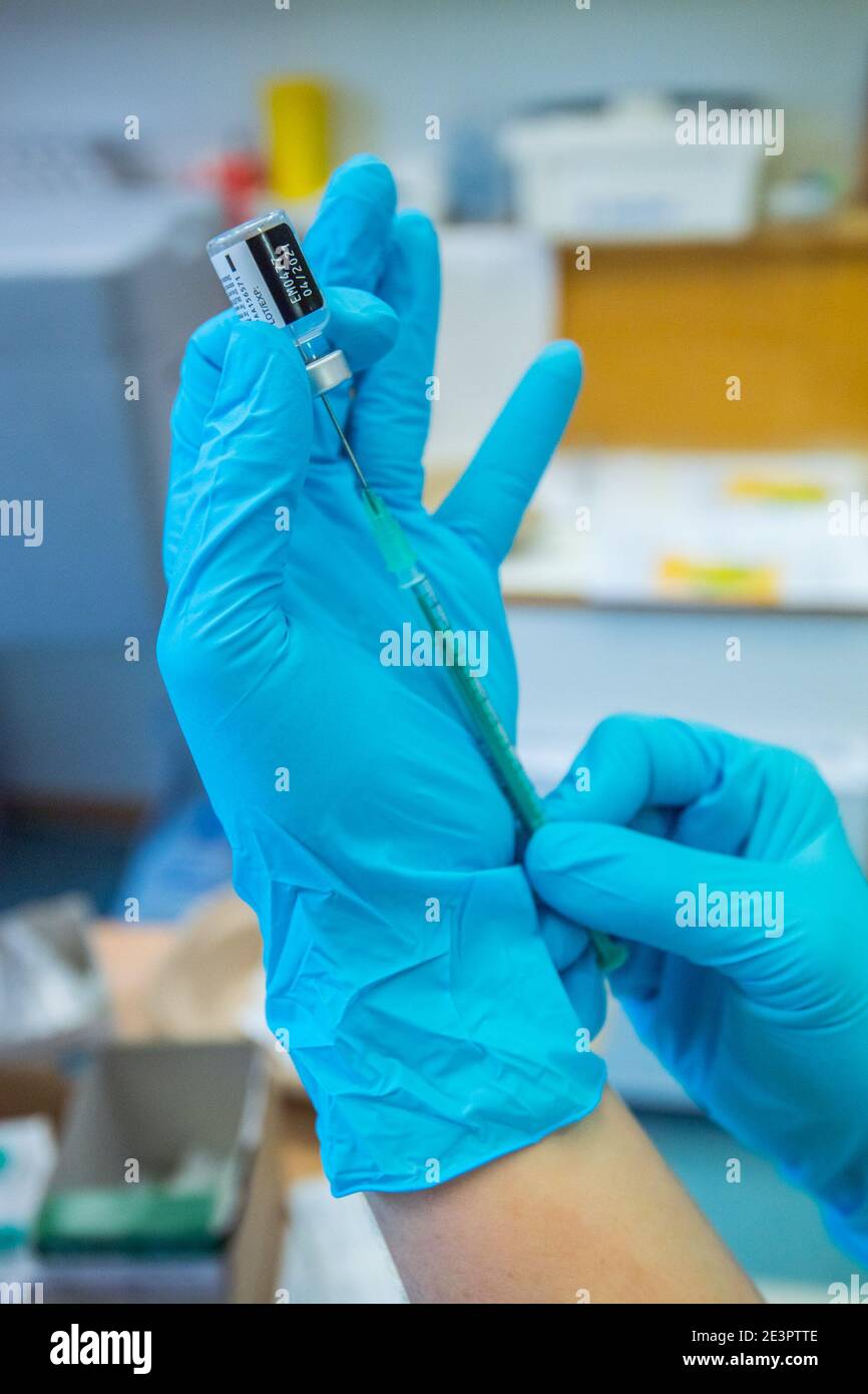Drawing up a syringe hi-res stock photography and images - Alamy