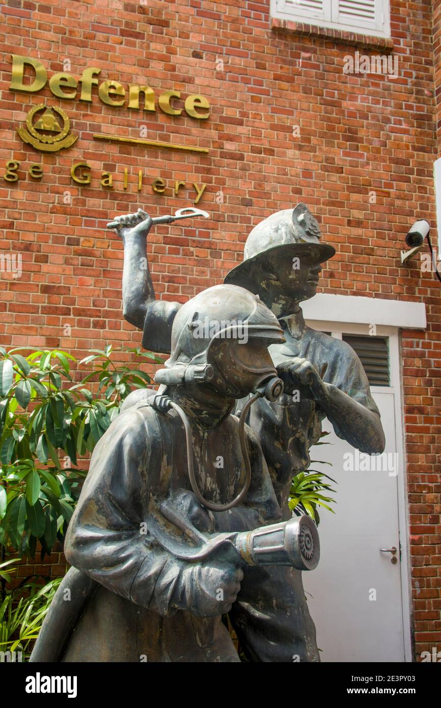 Fireman statue hi-res stock photography and images - Alamy