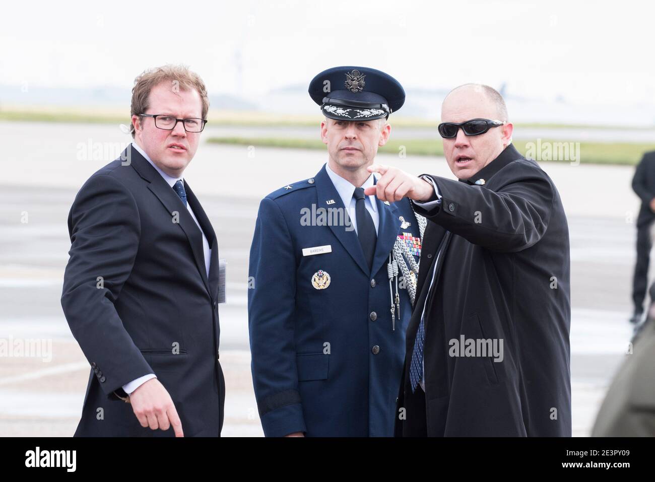 Security Personel discuss Barrak Obama's arrival at the Harrods ...