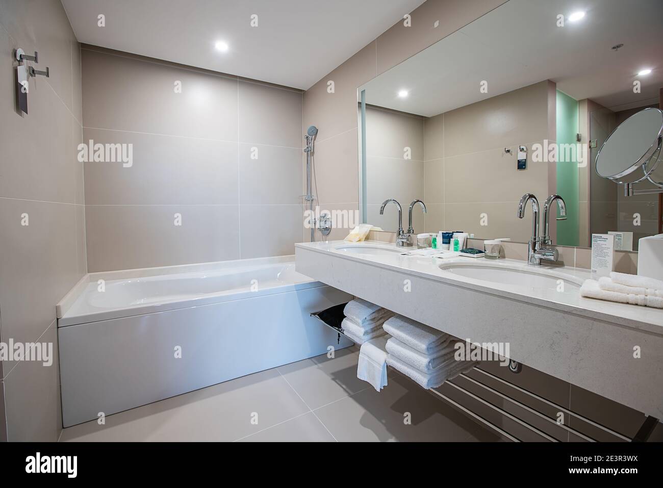 White clean modern minimal bathroom Stock Photo - Alamy