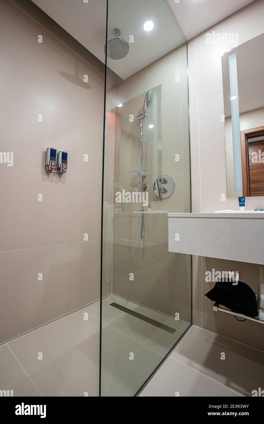 White clean modern minimal bathroom Stock Photo - Alamy