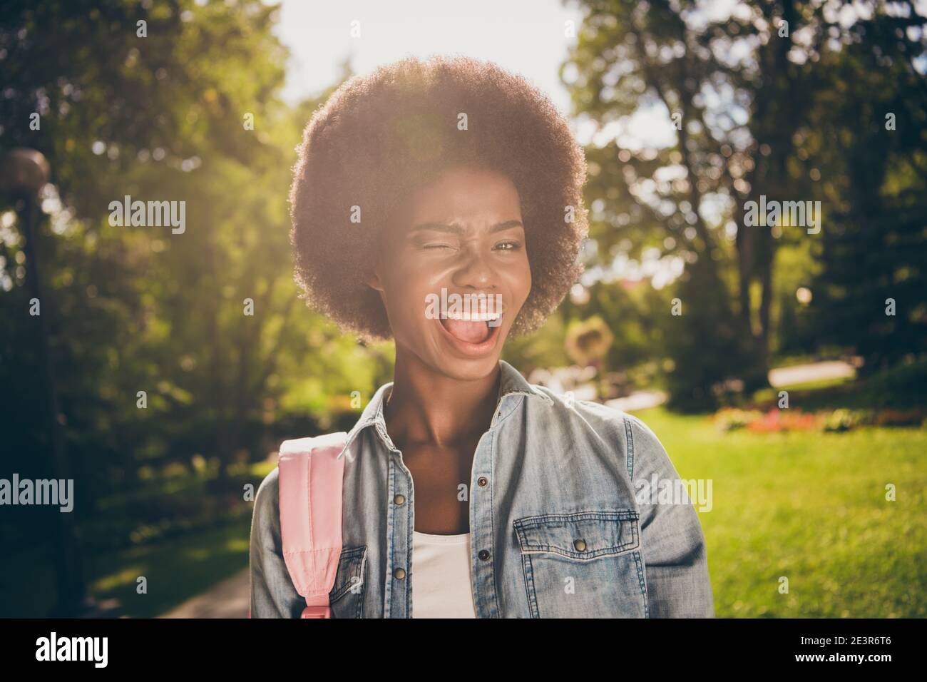Photo portrait of winking african american woman smiling in sunshine ...