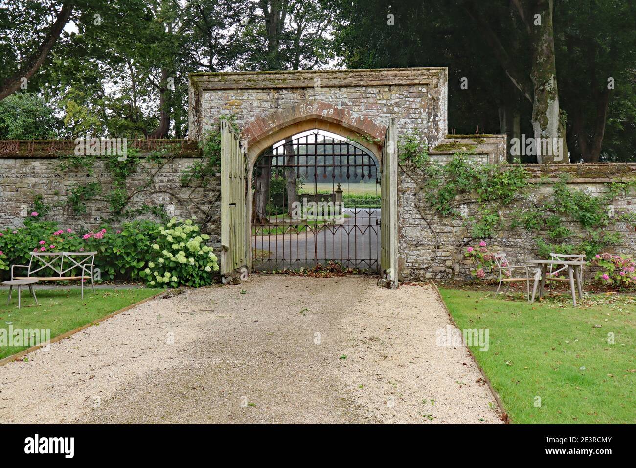 English mansion house gates hi-res stock photography and images - Alamy