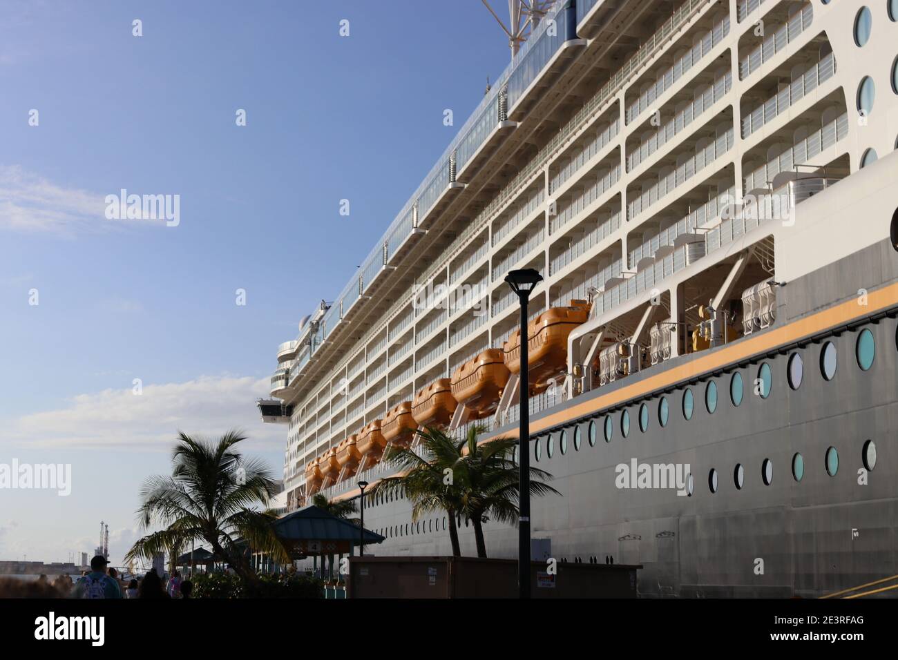 Mickey mouse cruise ship hi-res stock photography and images - Alamy