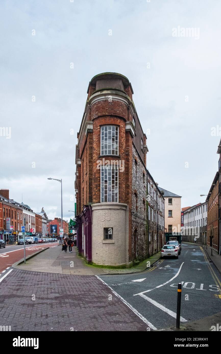 Tall thin building hi-res stock photography and images - Alamy