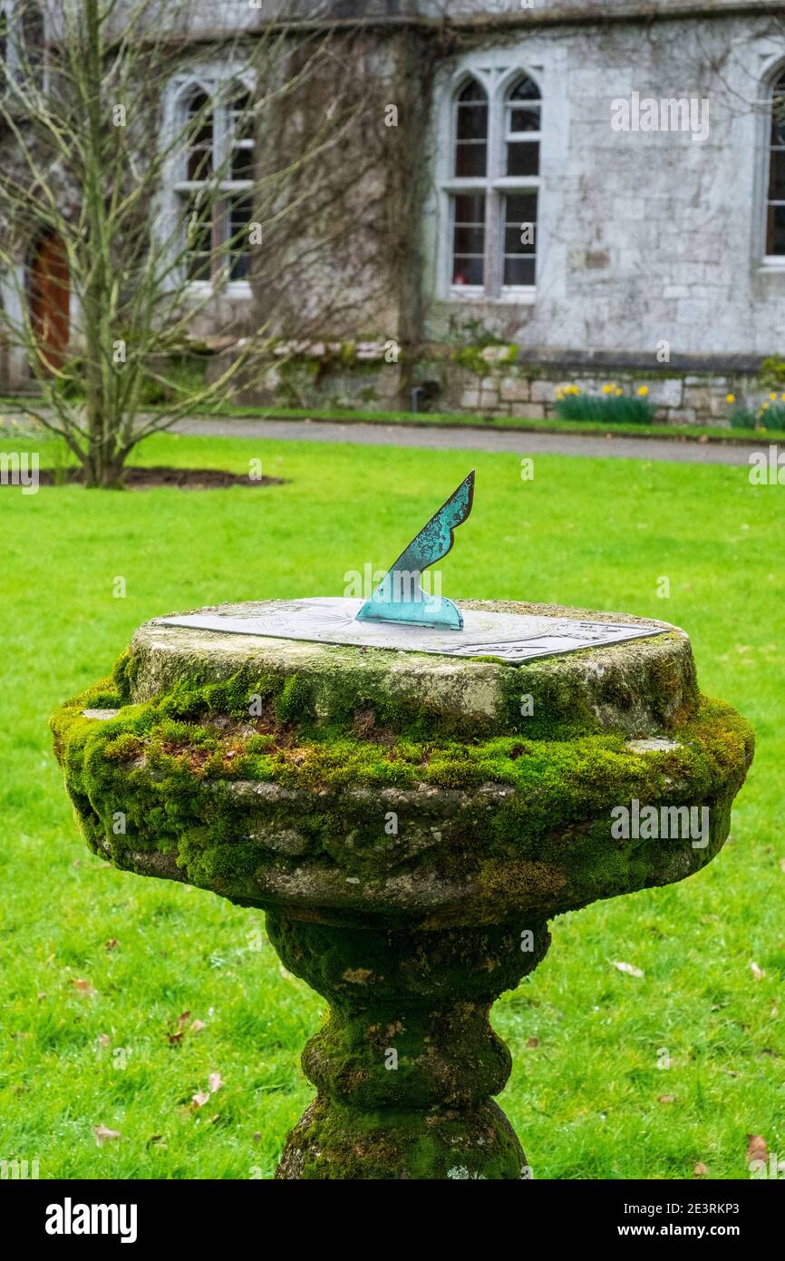 Sundial feature hi-res stock photography and images - Alamy