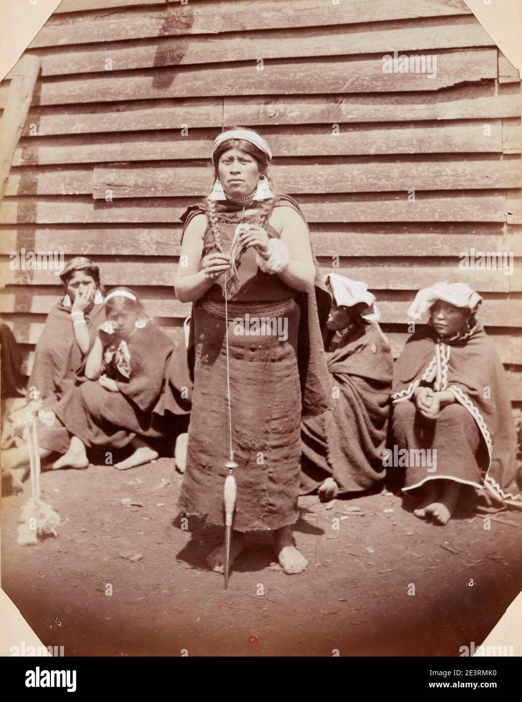 Mapuche hilando lana Stock Photo - Alamy