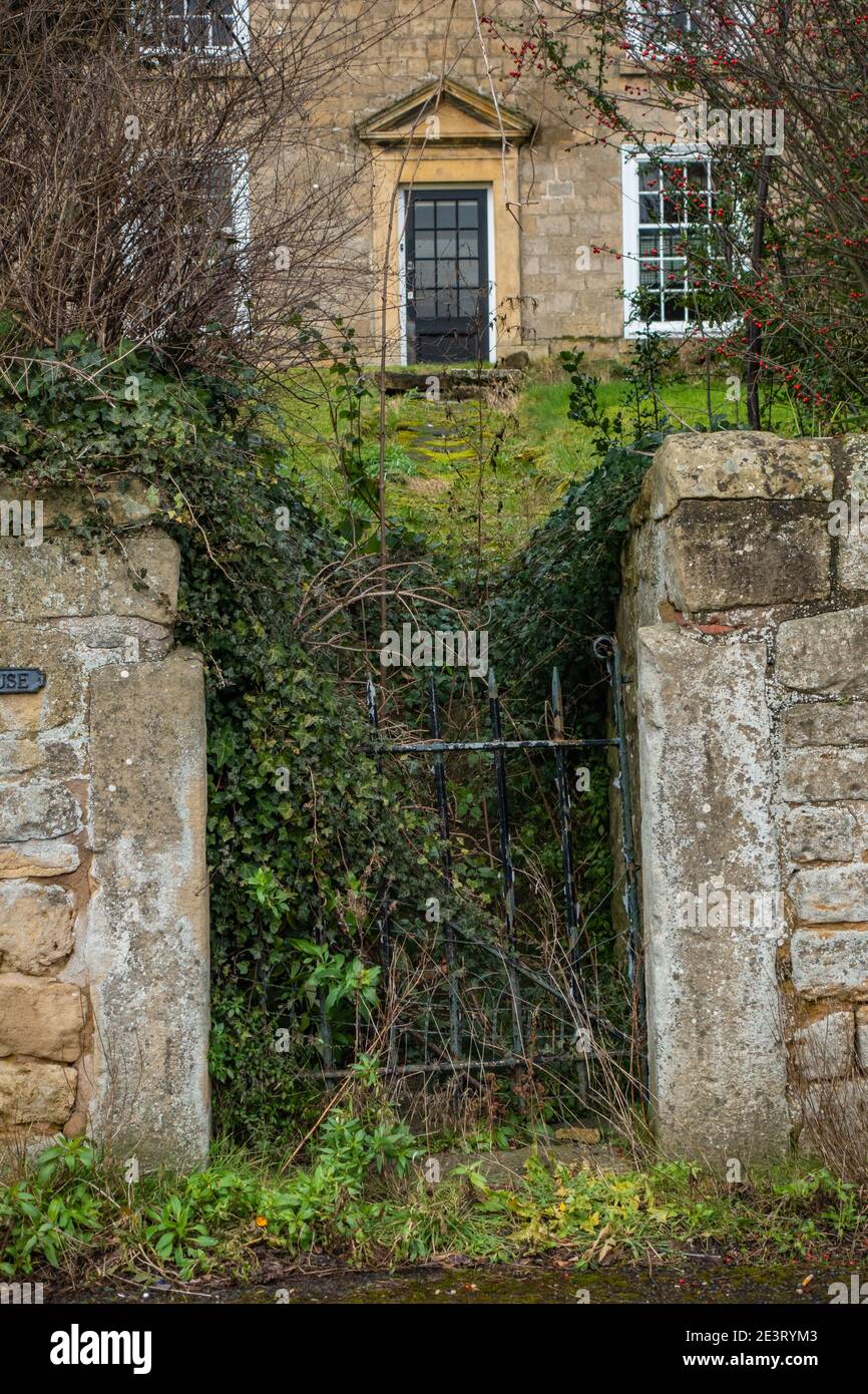 English house with metal gate hi-res stock photography and images - Alamy