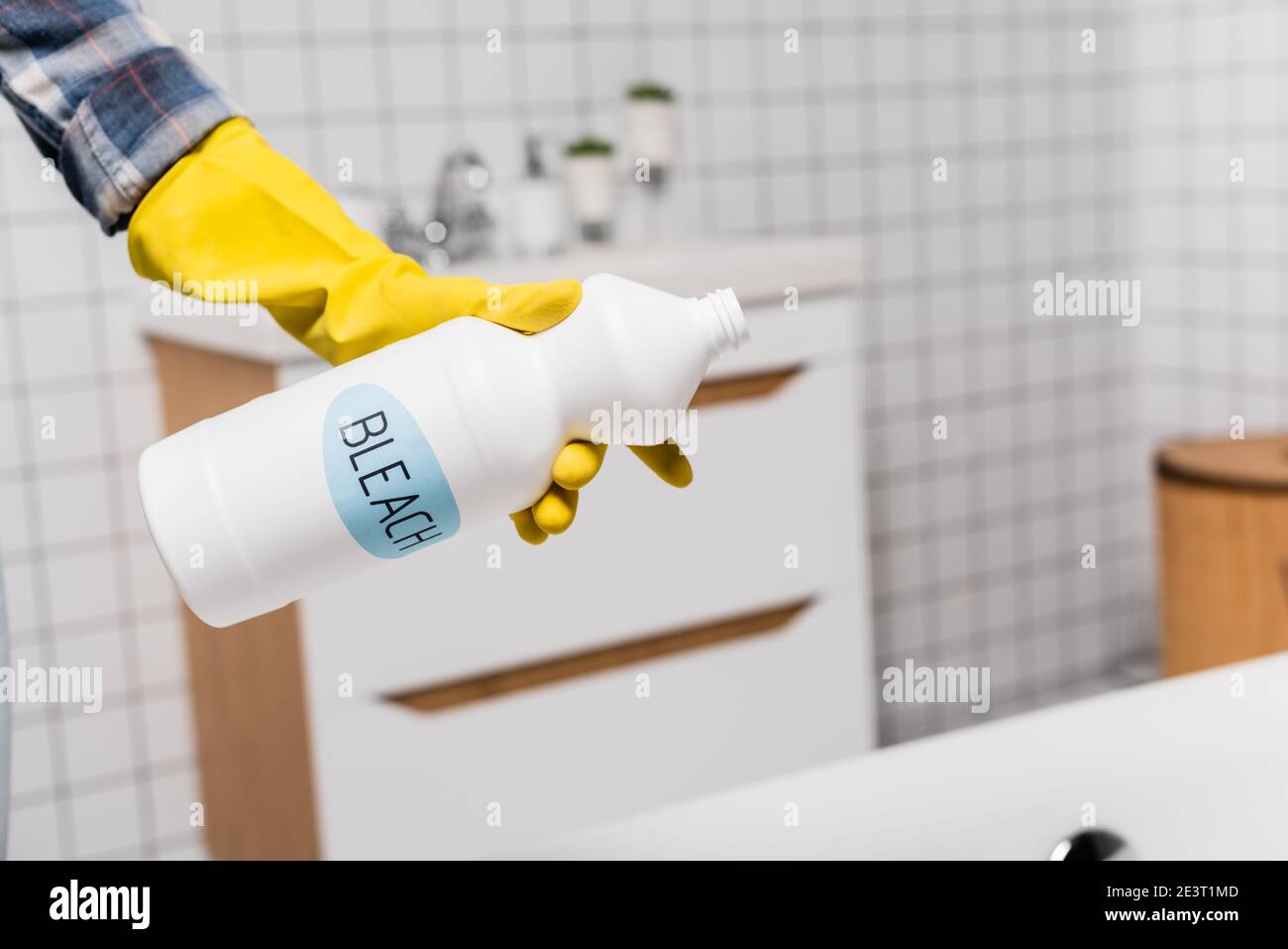 Hand holding bleach hi-res stock photography and images - Alamy